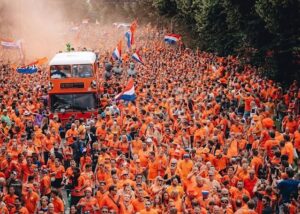 Van terrasidee tot WK-icoon: de Oranje Bus rijdt al 22 jaar voorop ...